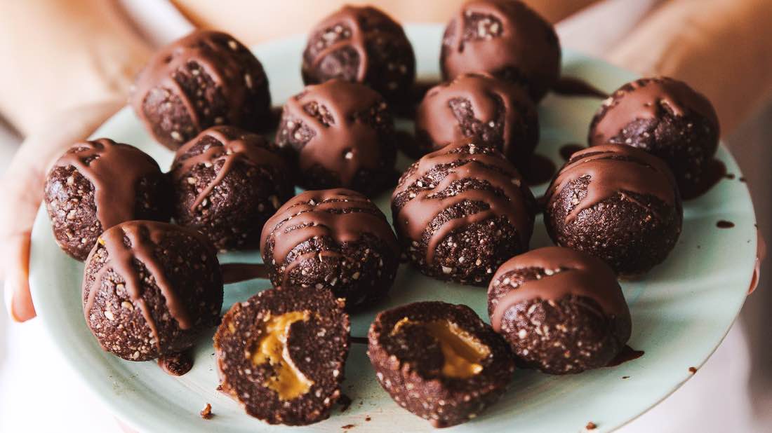 ᐅ Snicker Balls: Der gesunde Snack mit Schokoladen- und Erdnussbutter ...
